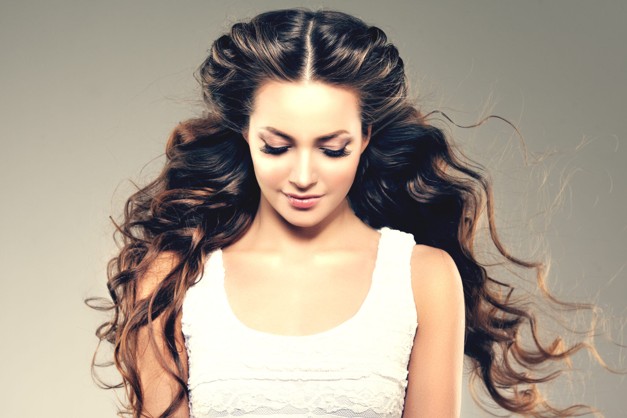 62 Middle Part Hairstyles for Women: Like a Celebrity - Hood MWR