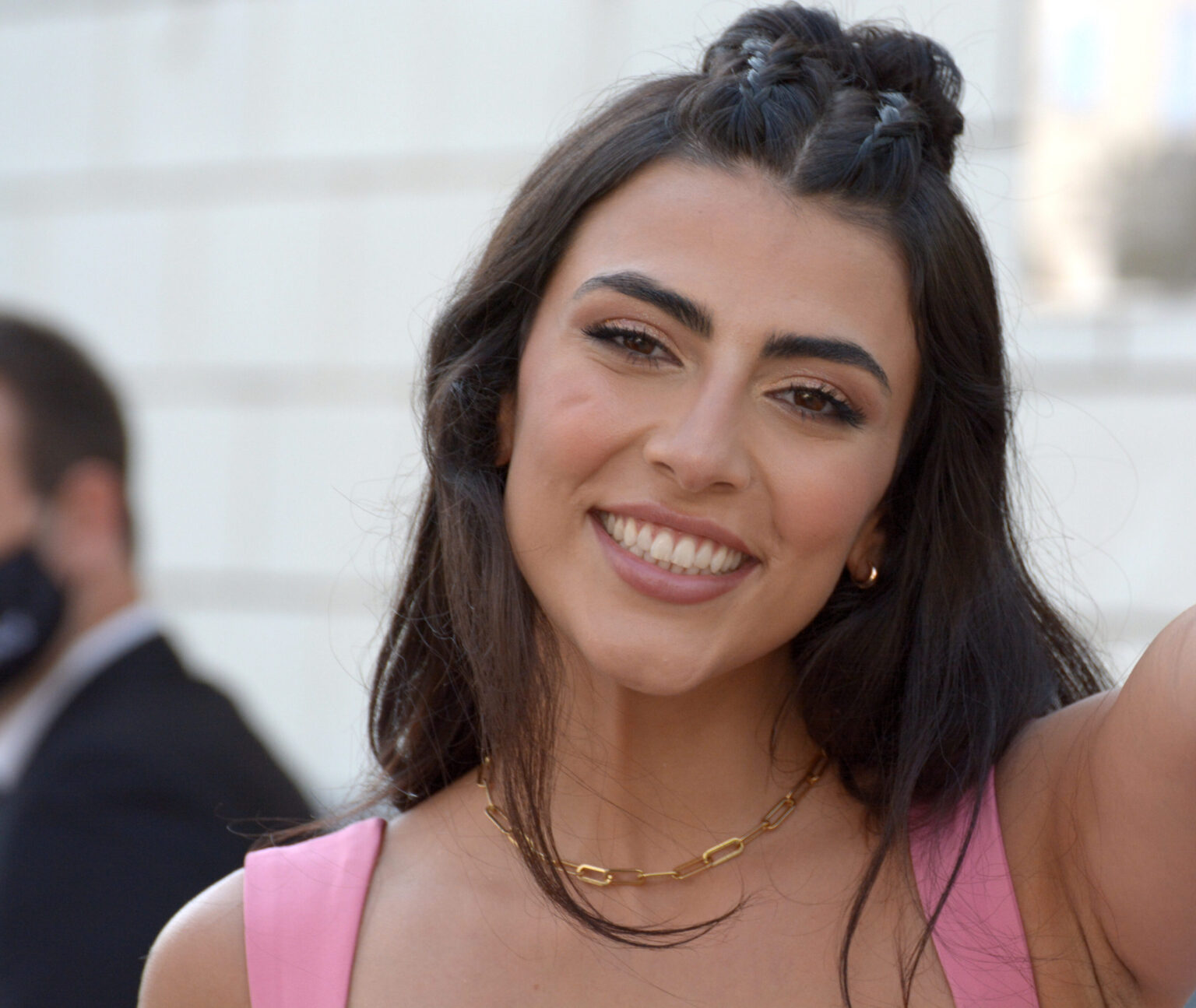 62 Middle Part Hairstyles for Women: Like a Celebrity - Hood MWR