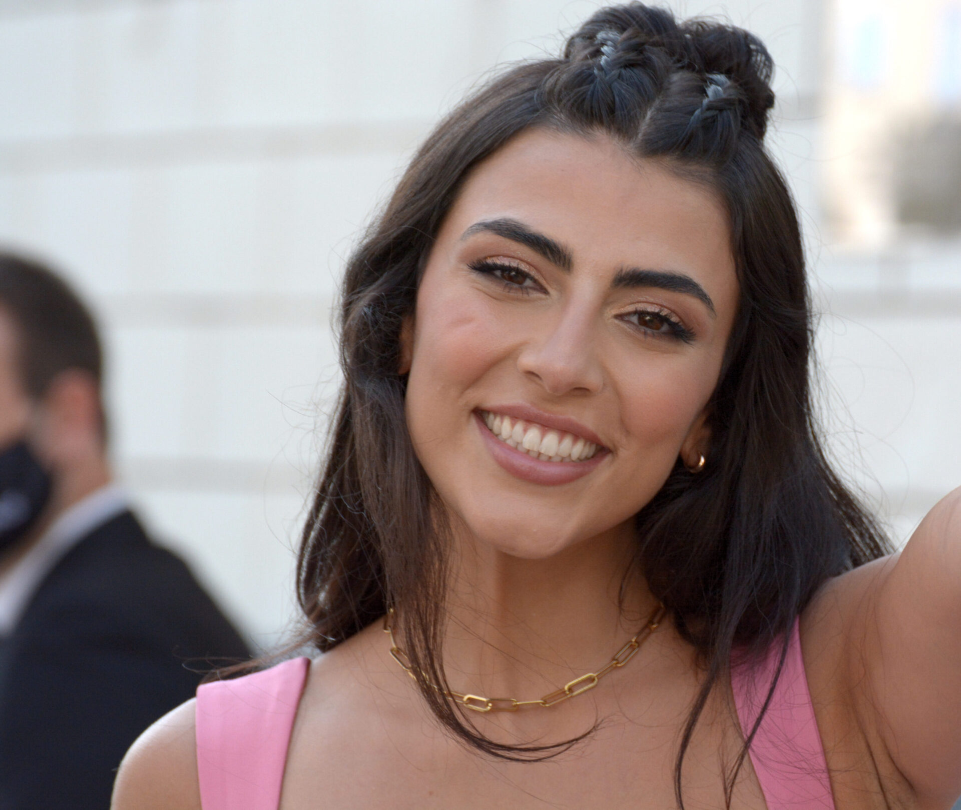 62 Middle Part Hairstyles for Women: Like a Celebrity - Hood MWR