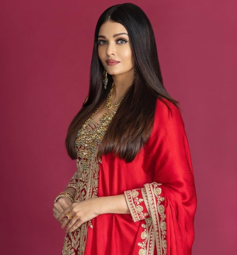 30 Most Beautiful Bollywood Actresses Of All Time - Hood MWR